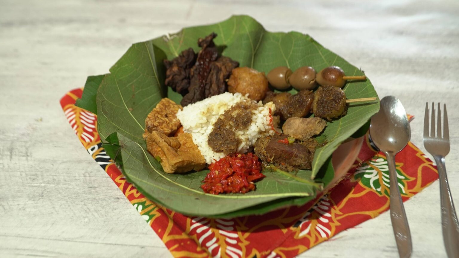 Alat Penyajian Kuliner Tradisional Nasi Jamblang Menggunakan Daun
